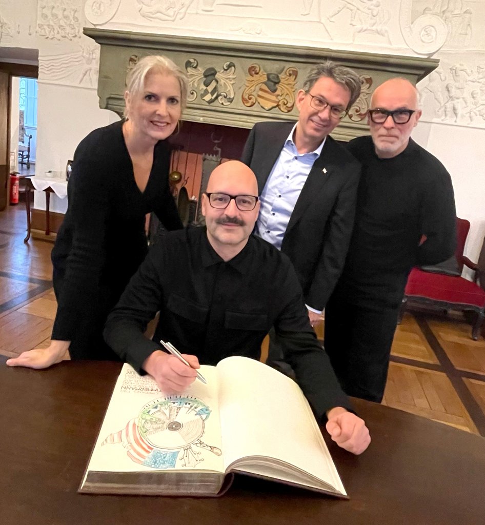 Platin-Platten-Gewinner Maik Timmermann trägt sich in das Goldene Buch ...